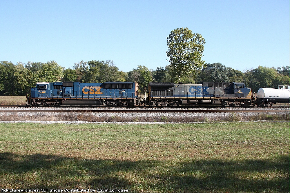 CSX 4744 leading Q373